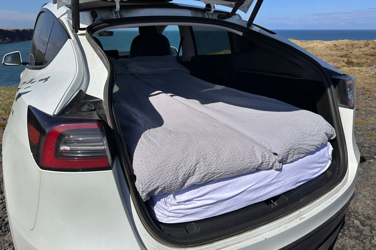 Tesla Camper Y 4x4 - CampEasy